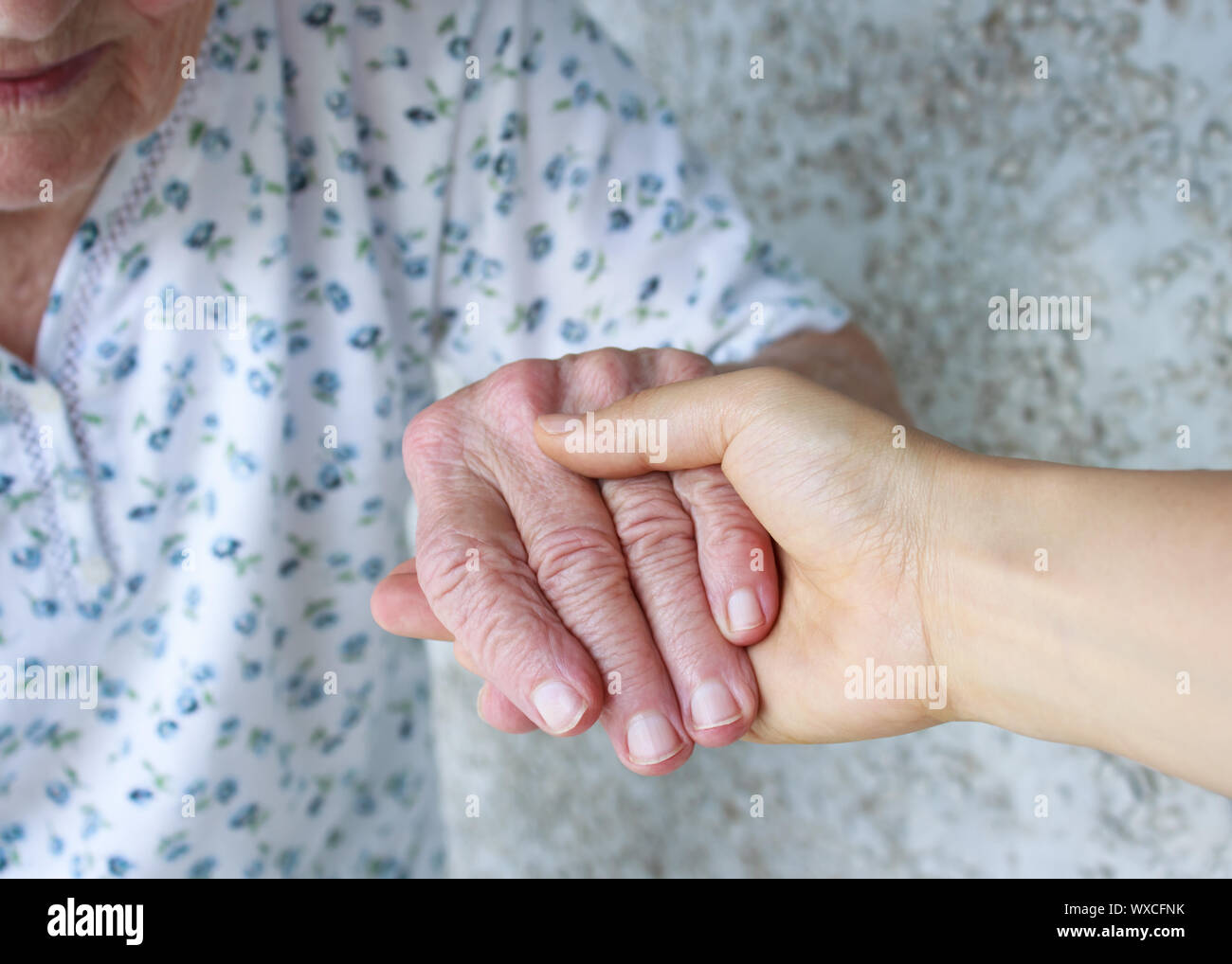 Old ladys hands hi-res stock photography and images - Alamy