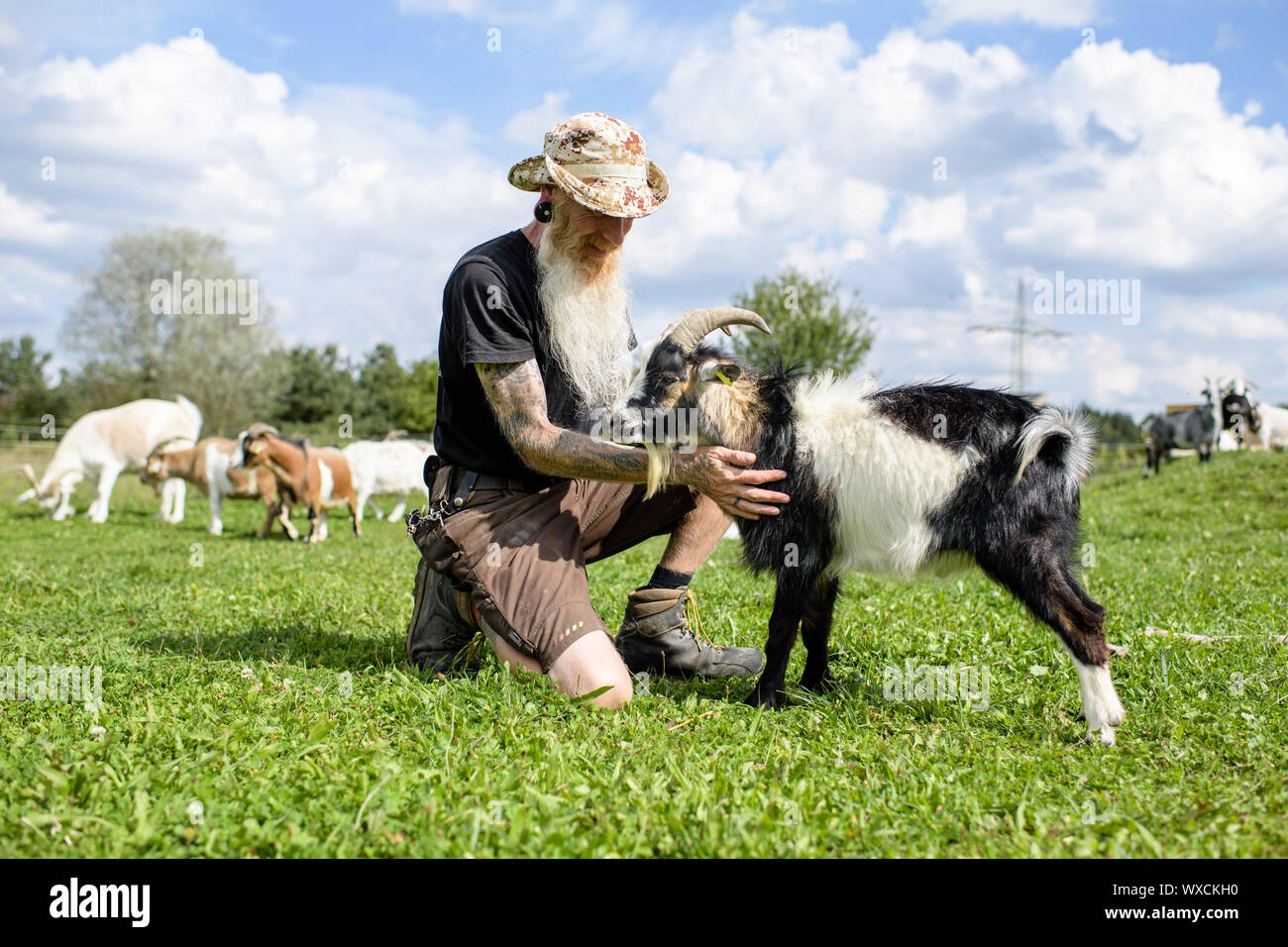 Germering, Germany. 16th Sep, 2019. Gerd Walther, animal keeper ...