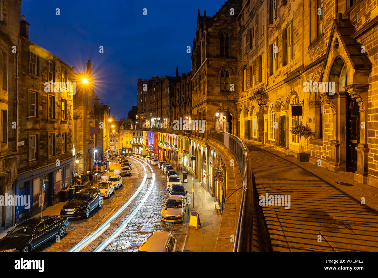 Victoria street at night edinburgh hi-res stock photography and images ...