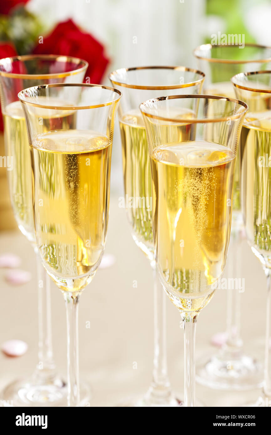 Wedding reception setting with champagne and flowers Stock Photo - Alamy