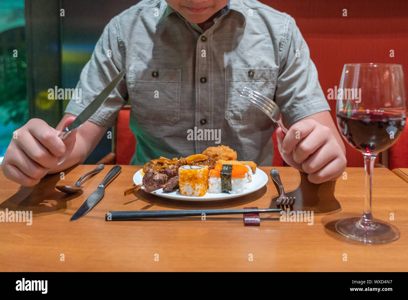Man holding food plate buffet hi-res stock photography and images - Alamy