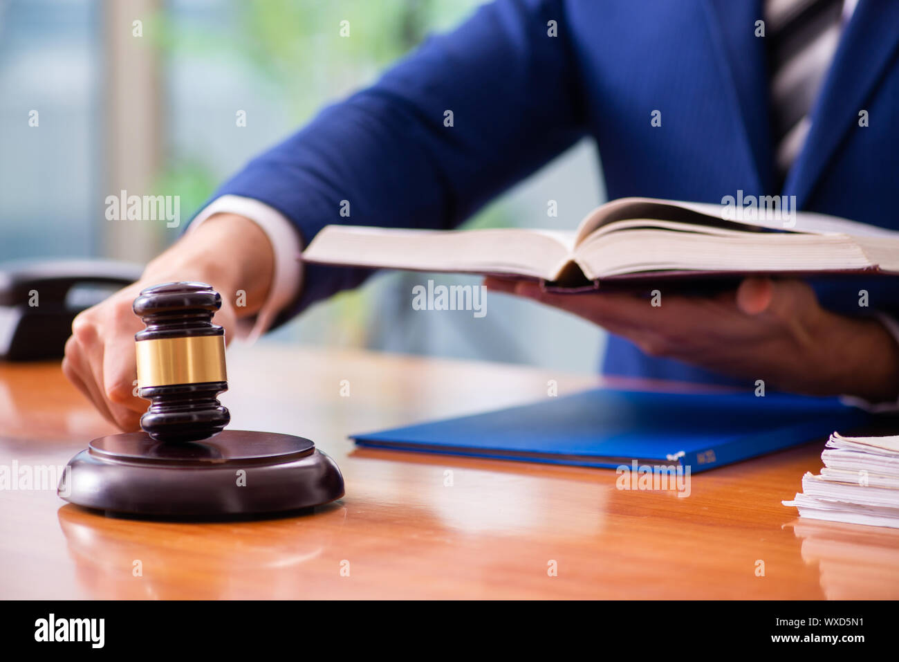 Man swearing oath in courtroom hi-res stock photography and images - Alamy