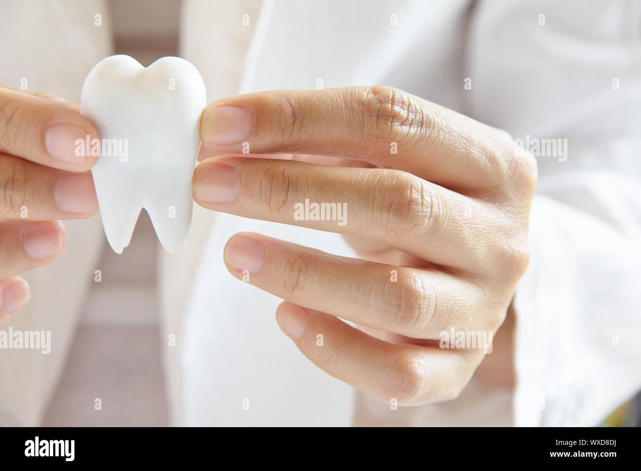 Tooth fingers dentist hi-res stock photography and images - Alamy