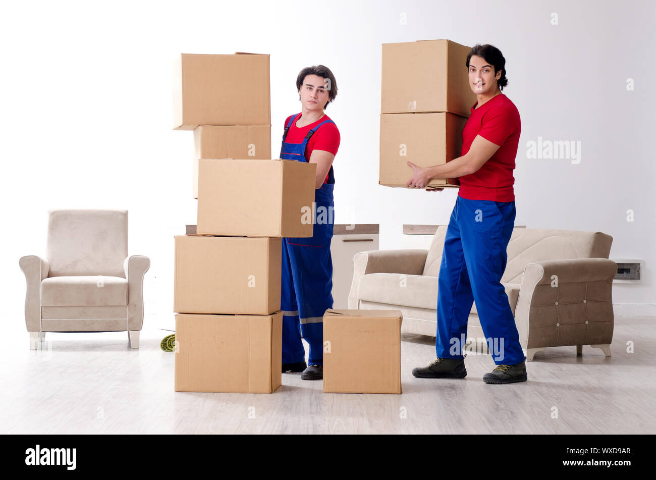 Warehouse employees carrying boxes hi-res stock photography and images ...
