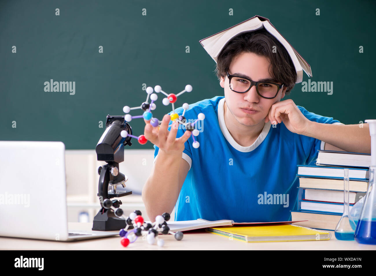 Confused student science hi-res stock photography and images - Alamy