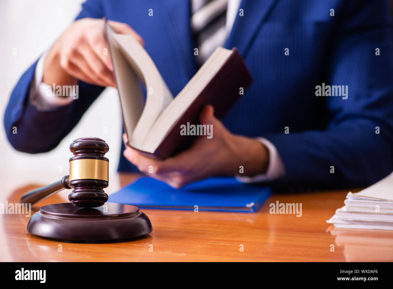 Man swearing an oath in court hi-res stock photography and images - Alamy