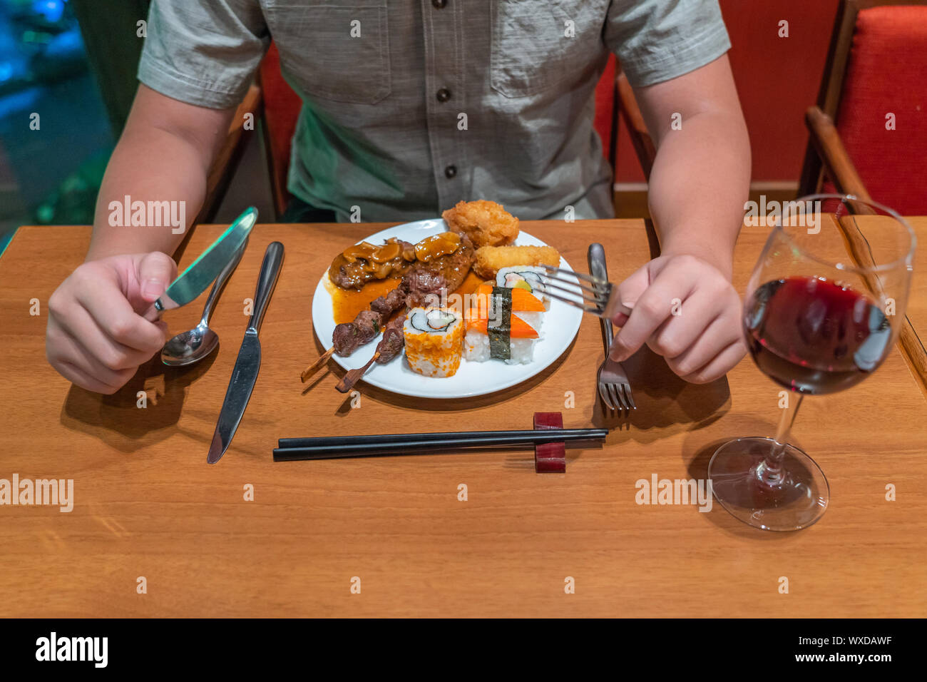 Man holding food plate buffet hi-res stock photography and images - Alamy