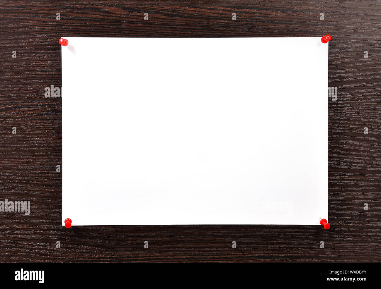 empty note on brown board Stock Photo - Alamy