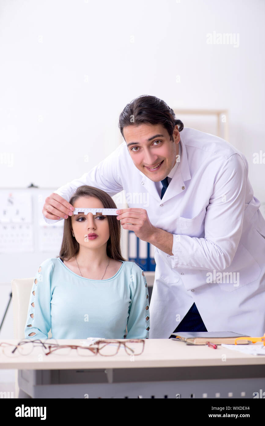 Young woman eyes examination optometrist hi-res stock photography and ...