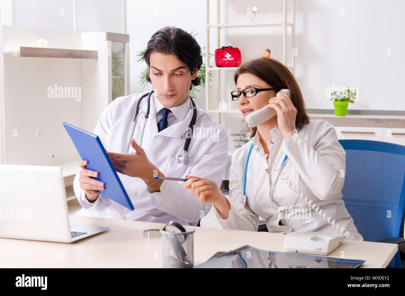 Doctors talking remote hi-res stock photography and images - Alamy