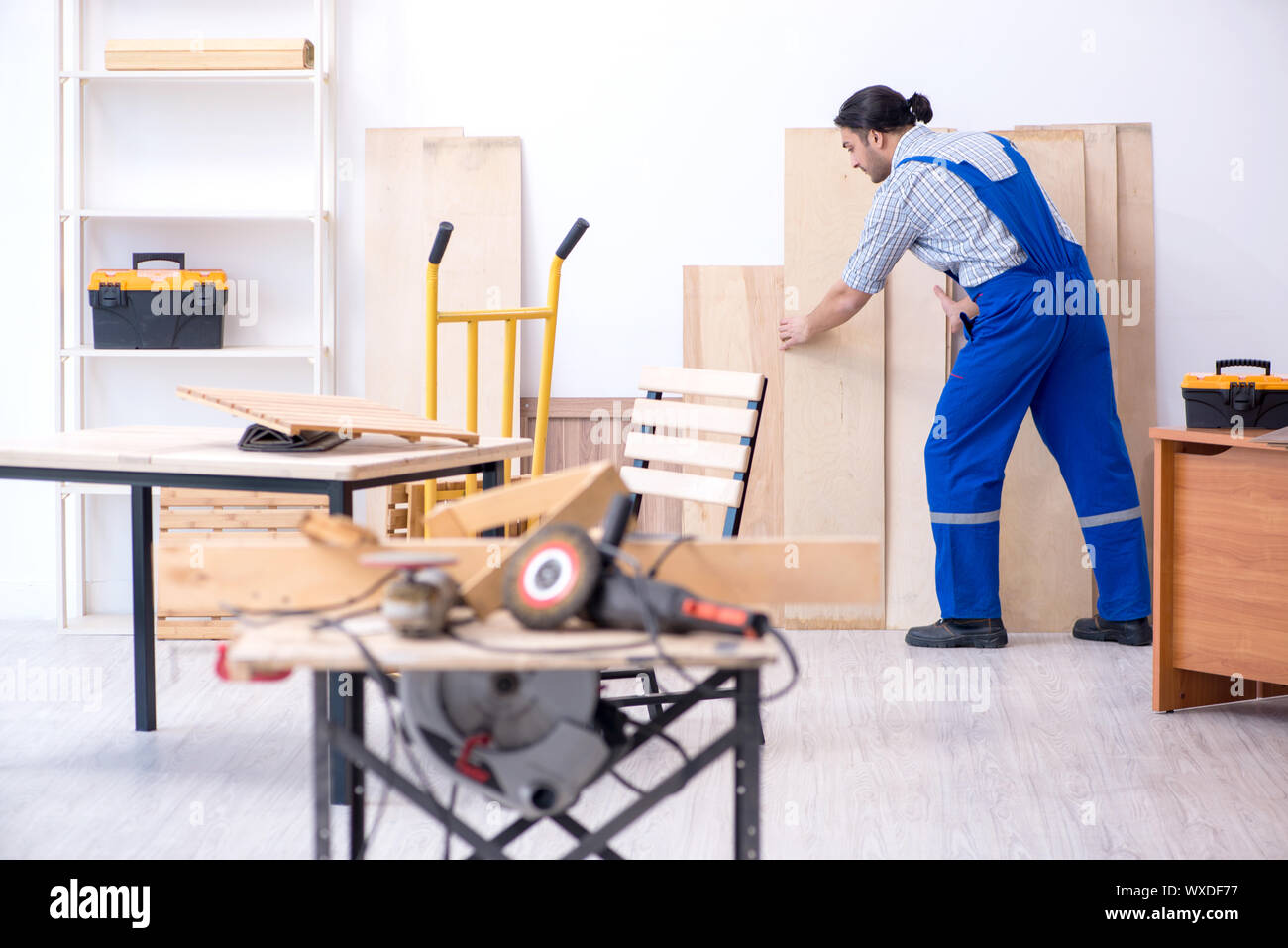 Back view young carpenter hi-res stock photography and images - Alamy