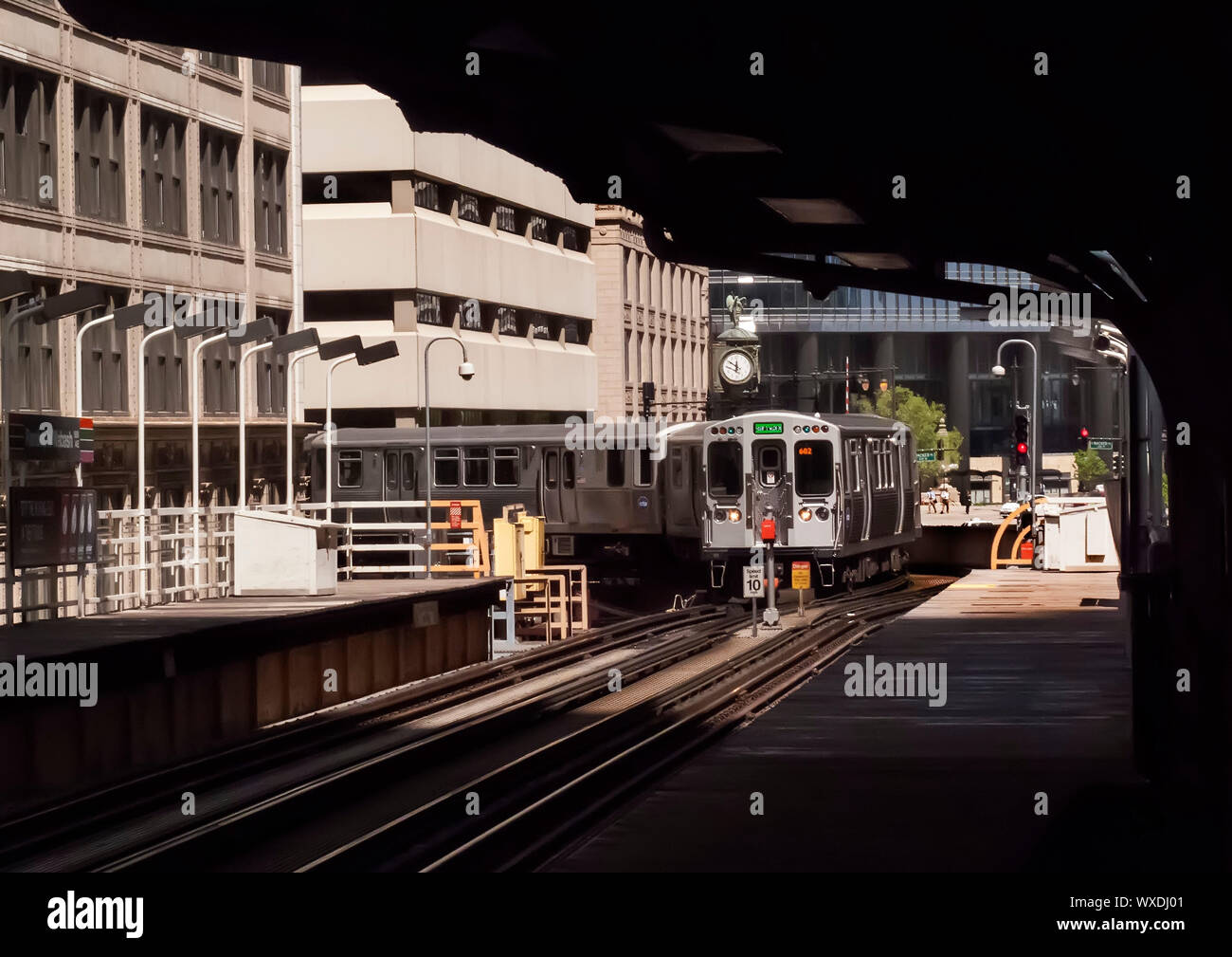Chicago loop train hi-res stock photography and images - Alamy