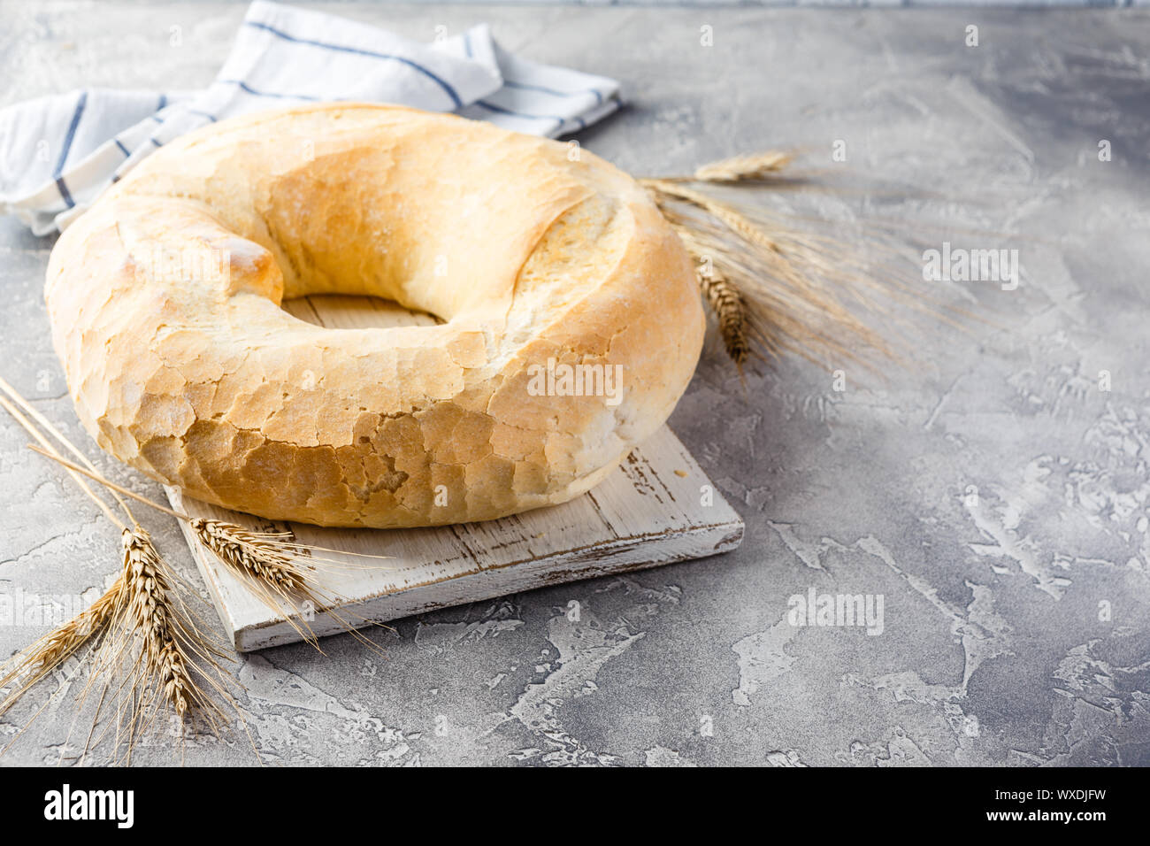 Round loaf of wheat bread Stock Photo - Alamy
