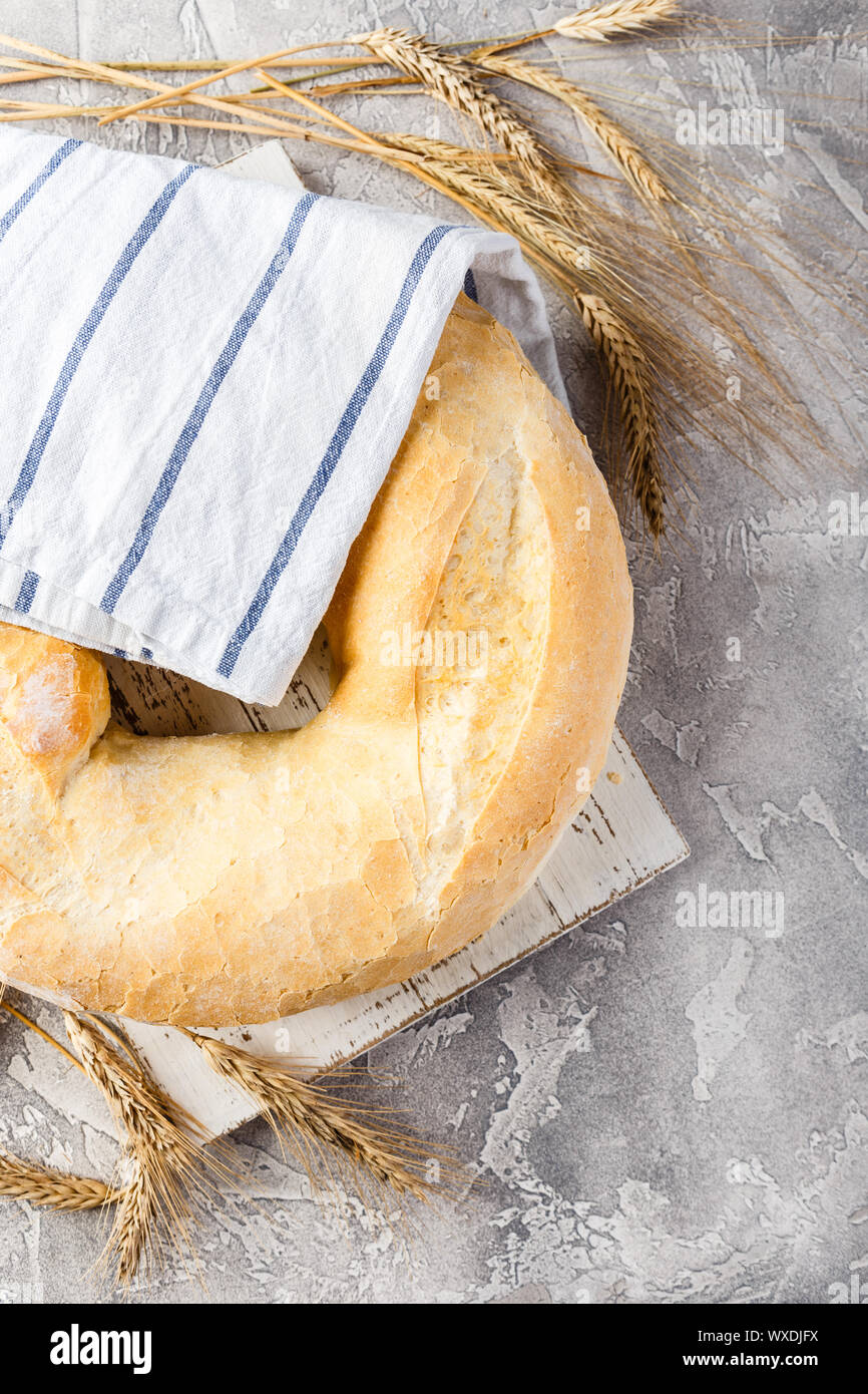 Round loaf of wheat bread Stock Photo - Alamy