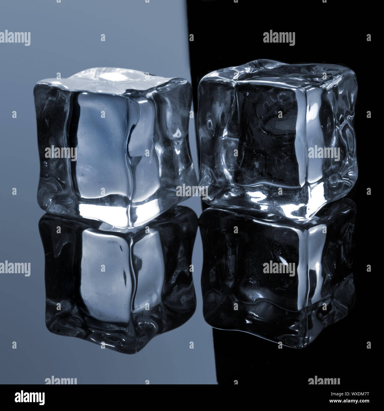 Pile clear ice cubes hi-res stock photography and images - Alamy
