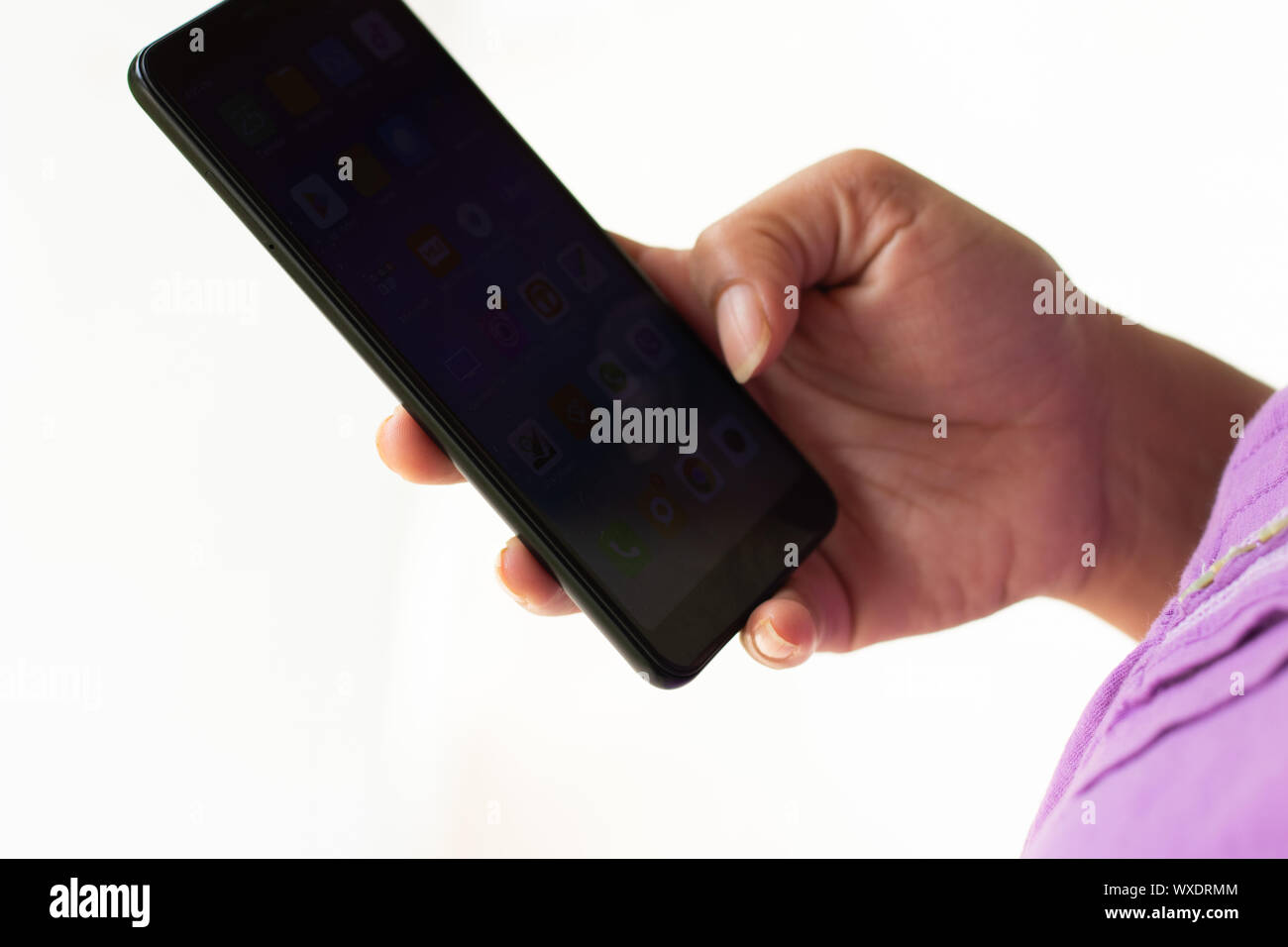 girl hold the phone outside Stock Photo - Alamy