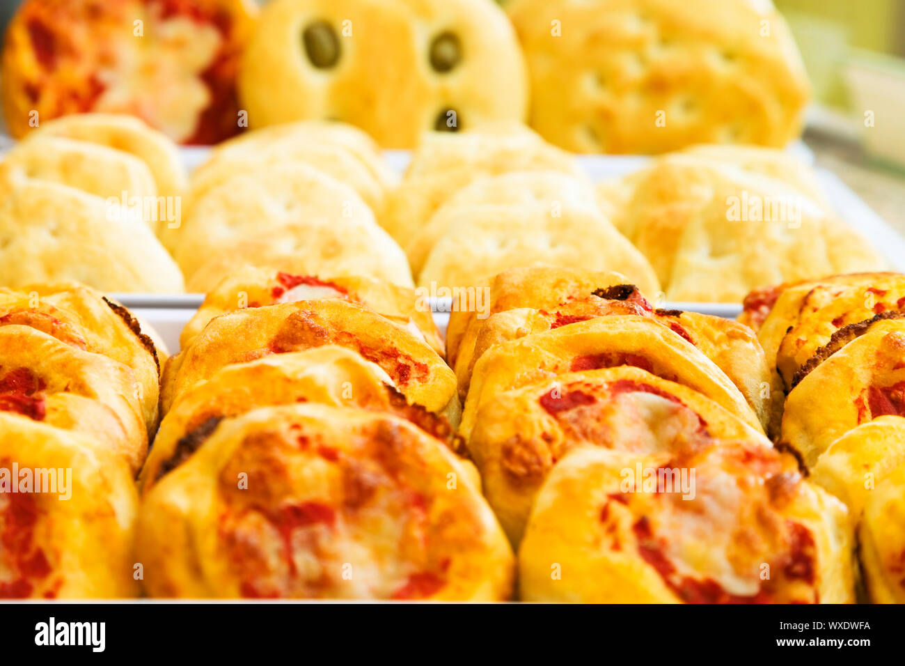 row of small pizzas in a grocery store Stock Photo - Alamy