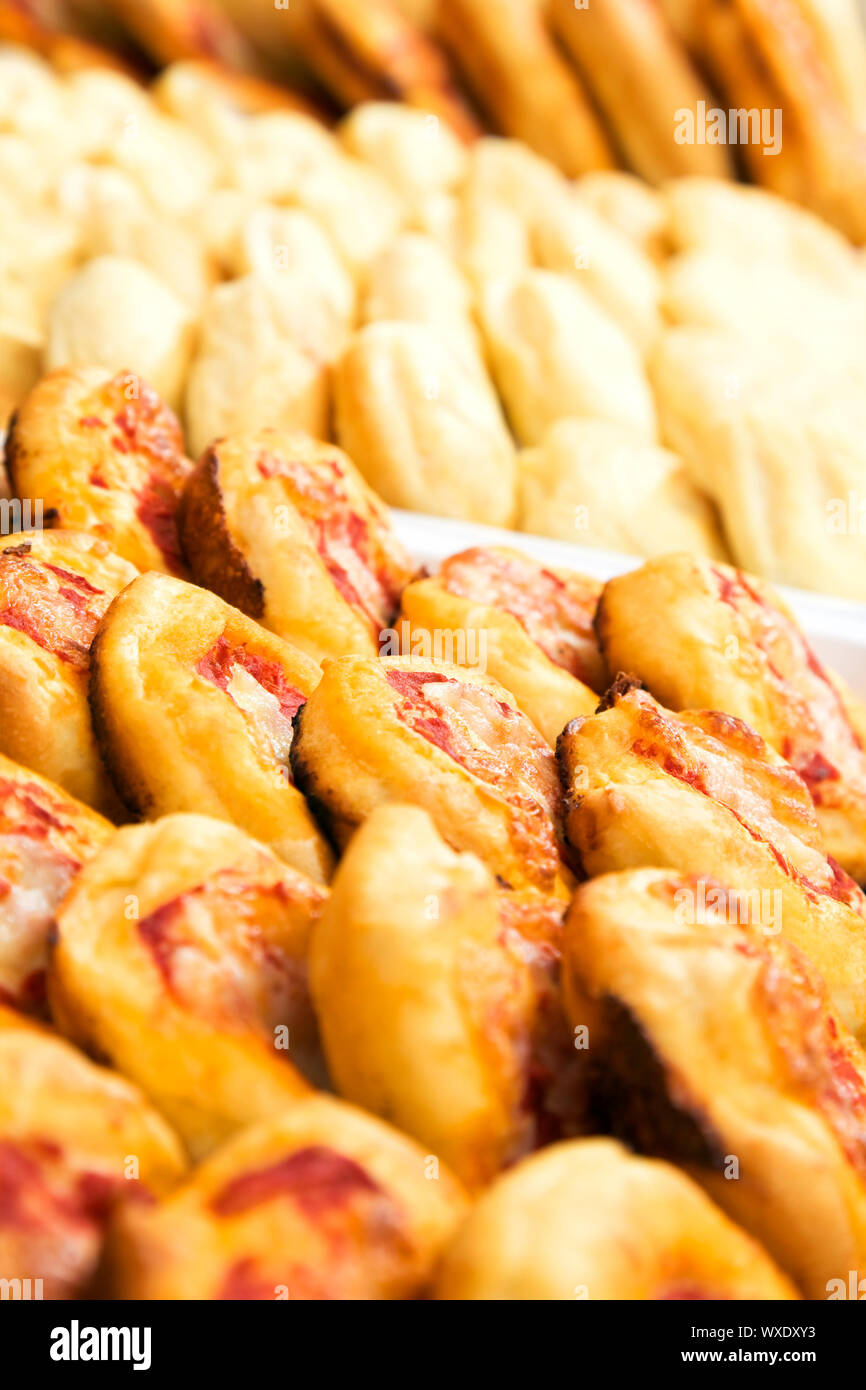 row of small pizzas in a grocery store Stock Photo - Alamy