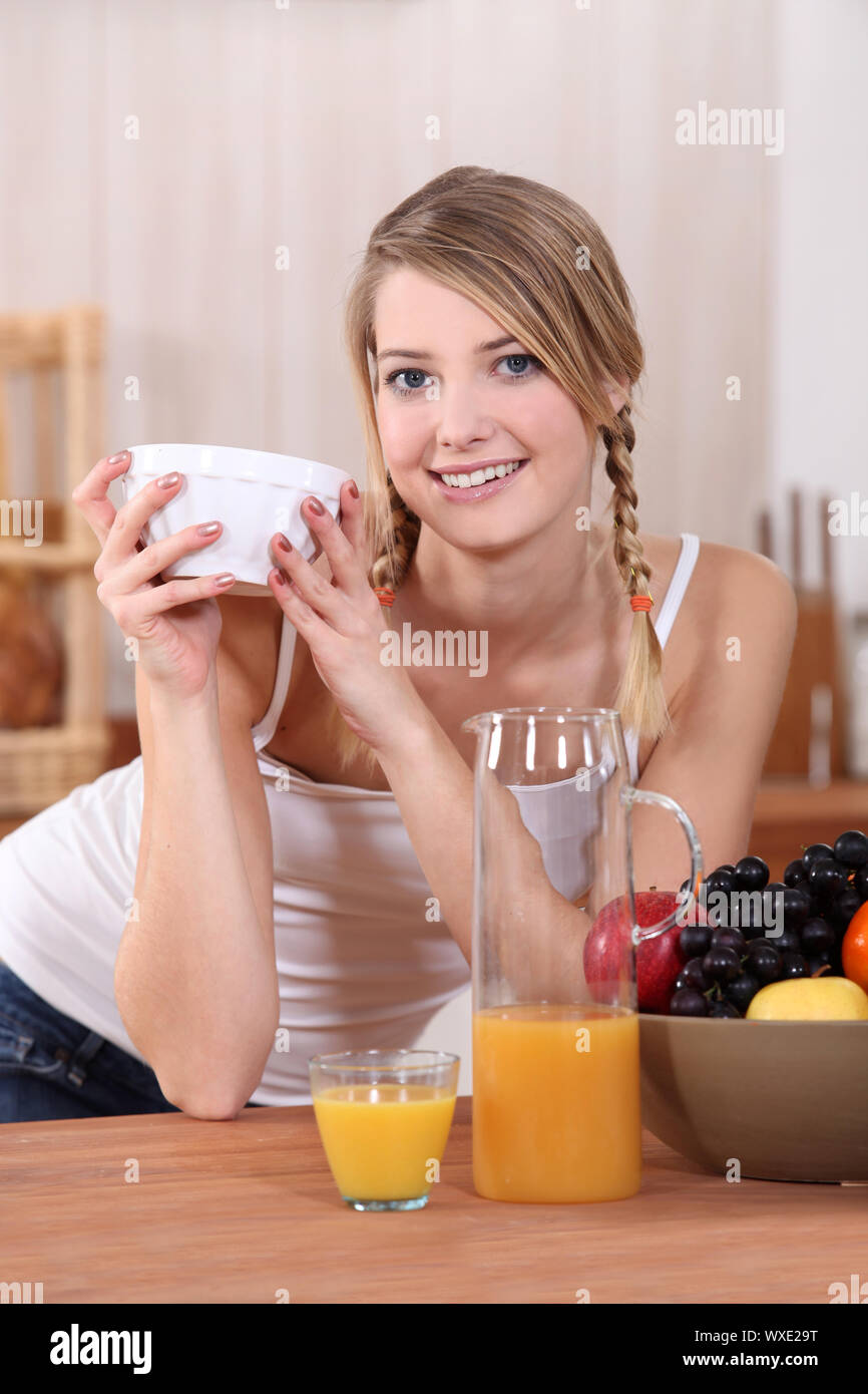 Adolescent eating breakfast Stock Photo - Alamy