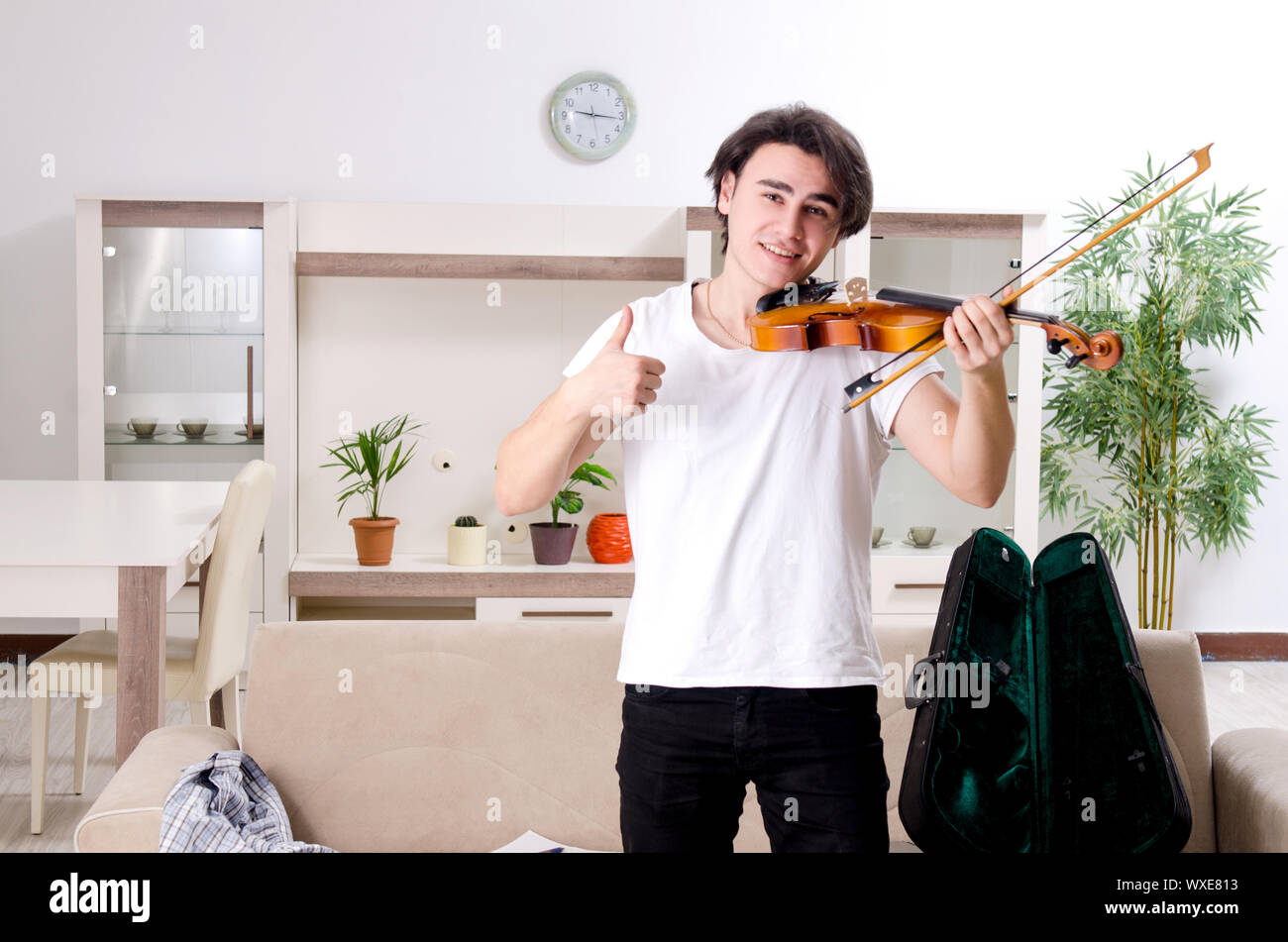 Young musician man practicing playing violin at home Stock Photo - Alamy