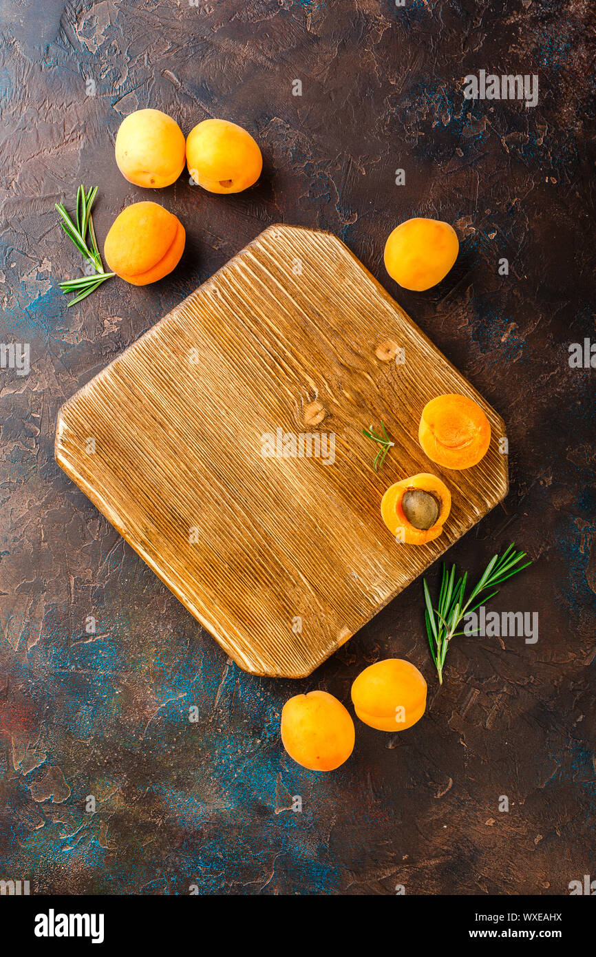Freshly washed apricots on wooden cutting board Stock Photo - Alamy