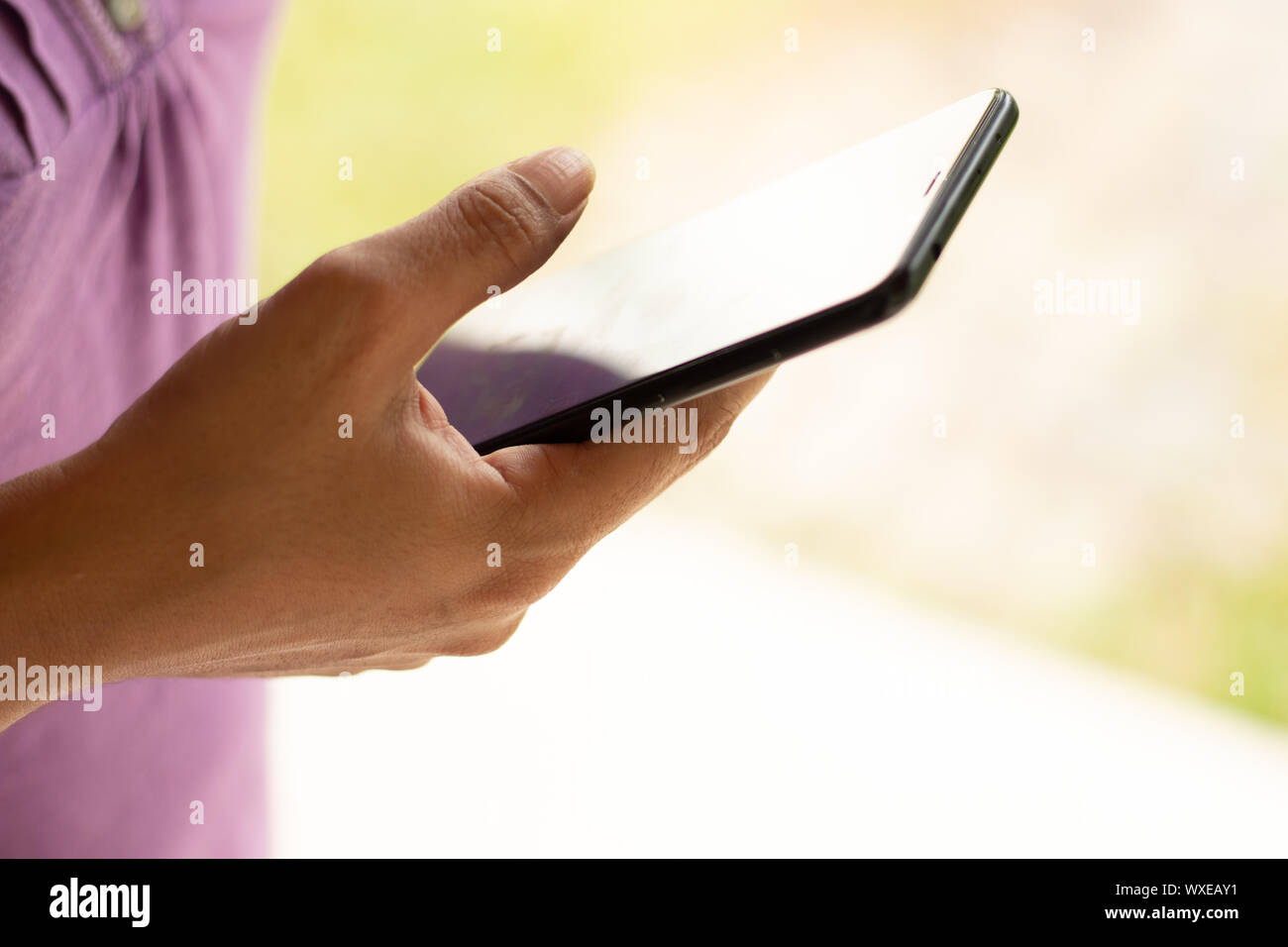 girl hold the phone outside Stock Photo - Alamy