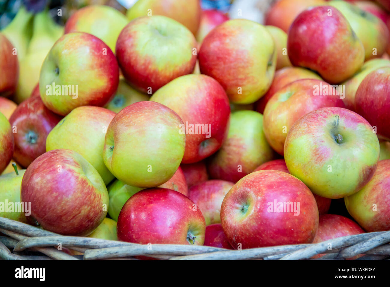 Apples at the market display stall Stock Photo - Alamy