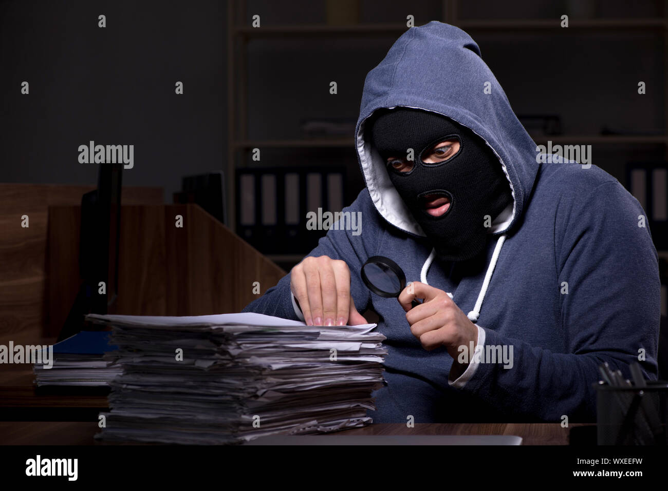 Thief man magnifying glass hi-res stock photography and images - Alamy