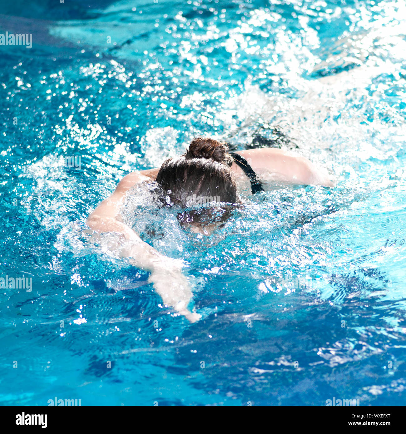 Swimmer diving performing the crawl stroke Stock Photo - Alamy