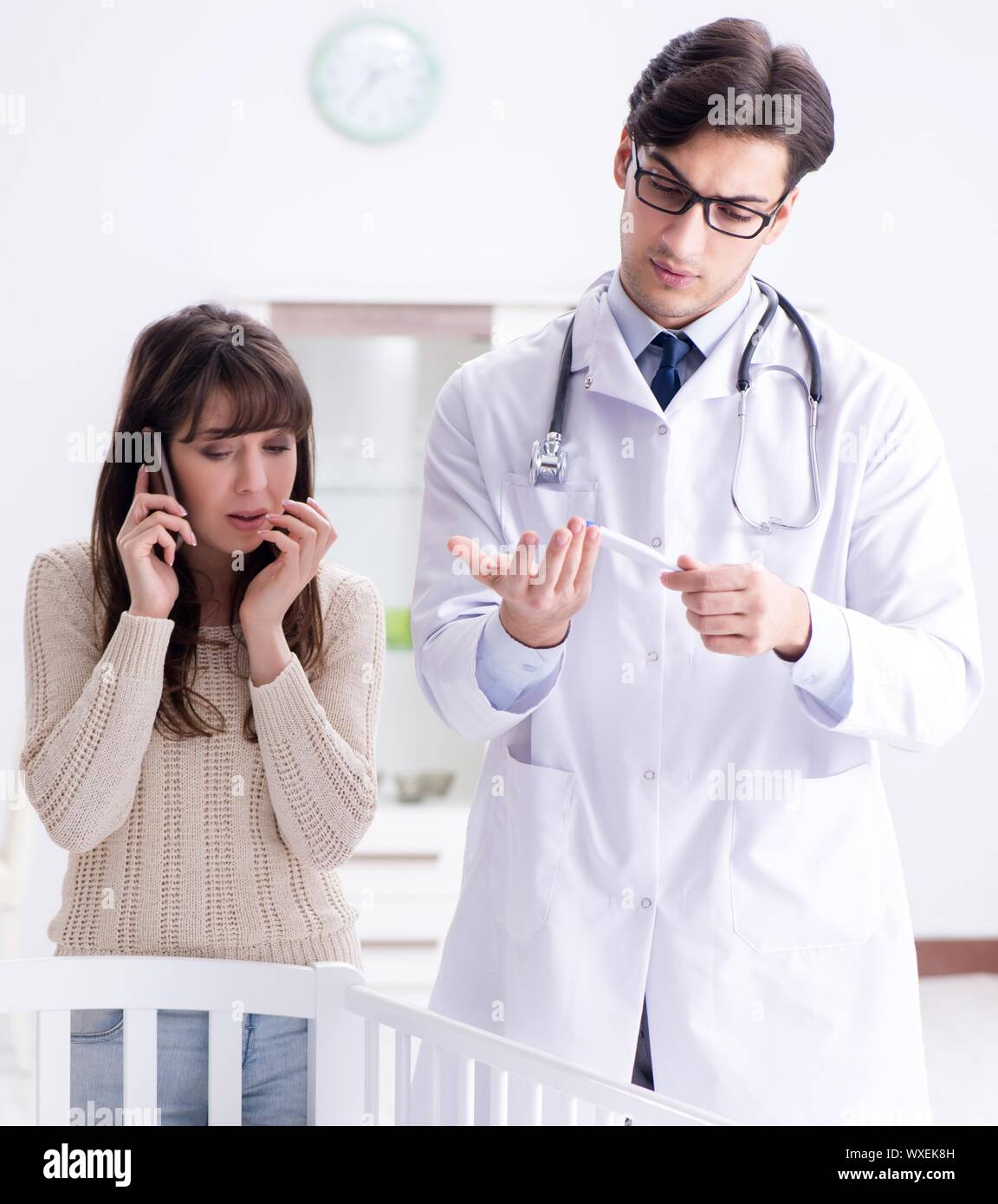 Doctor explaining to young mother Stock Photo - Alamy