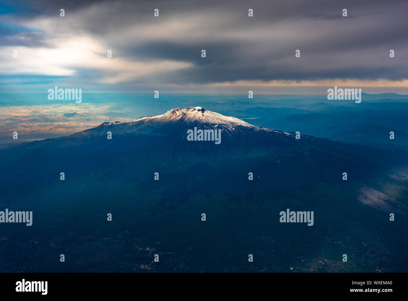Aerial view mount island hi-res stock photography and images - Alamy