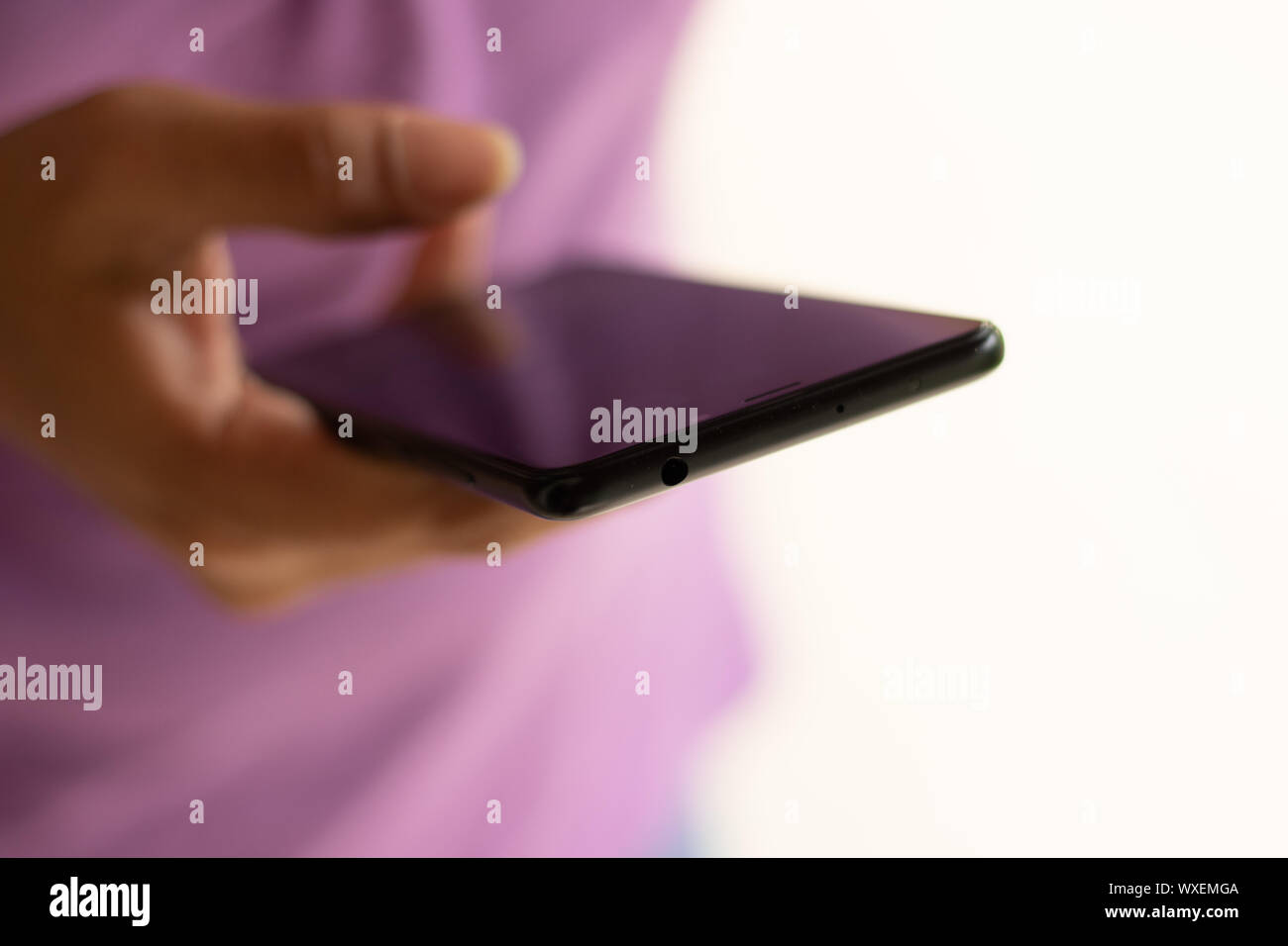 girl hold the phone outside Stock Photo - Alamy