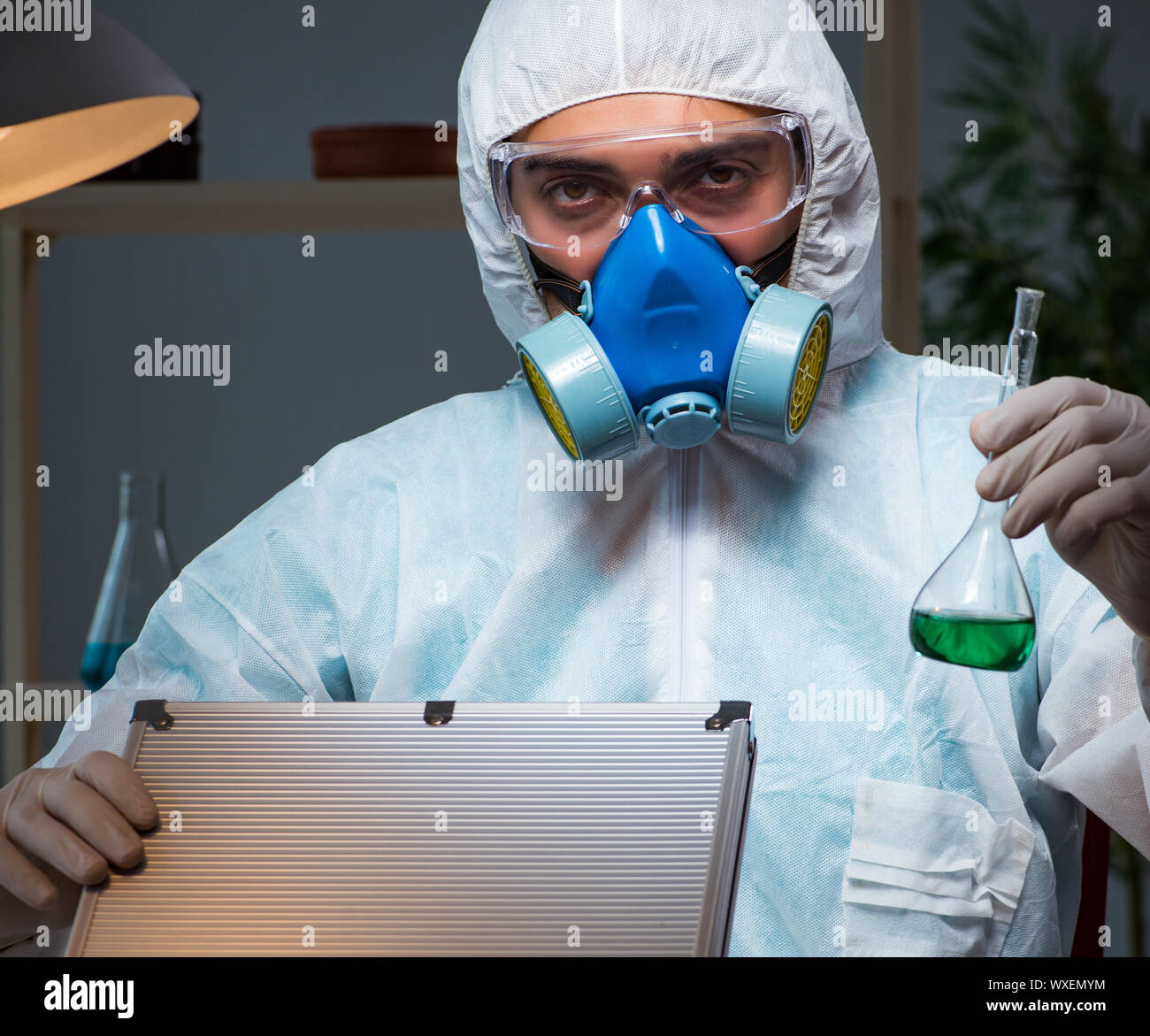 Forensic science man hi-res stock photography and images - Alamy