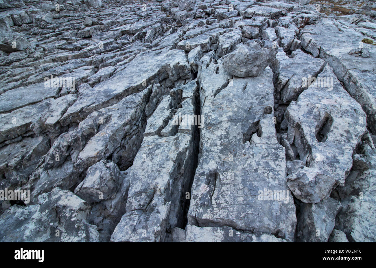 Cracked rocks at the end of 7 lake valley Stock Photo - Alamy