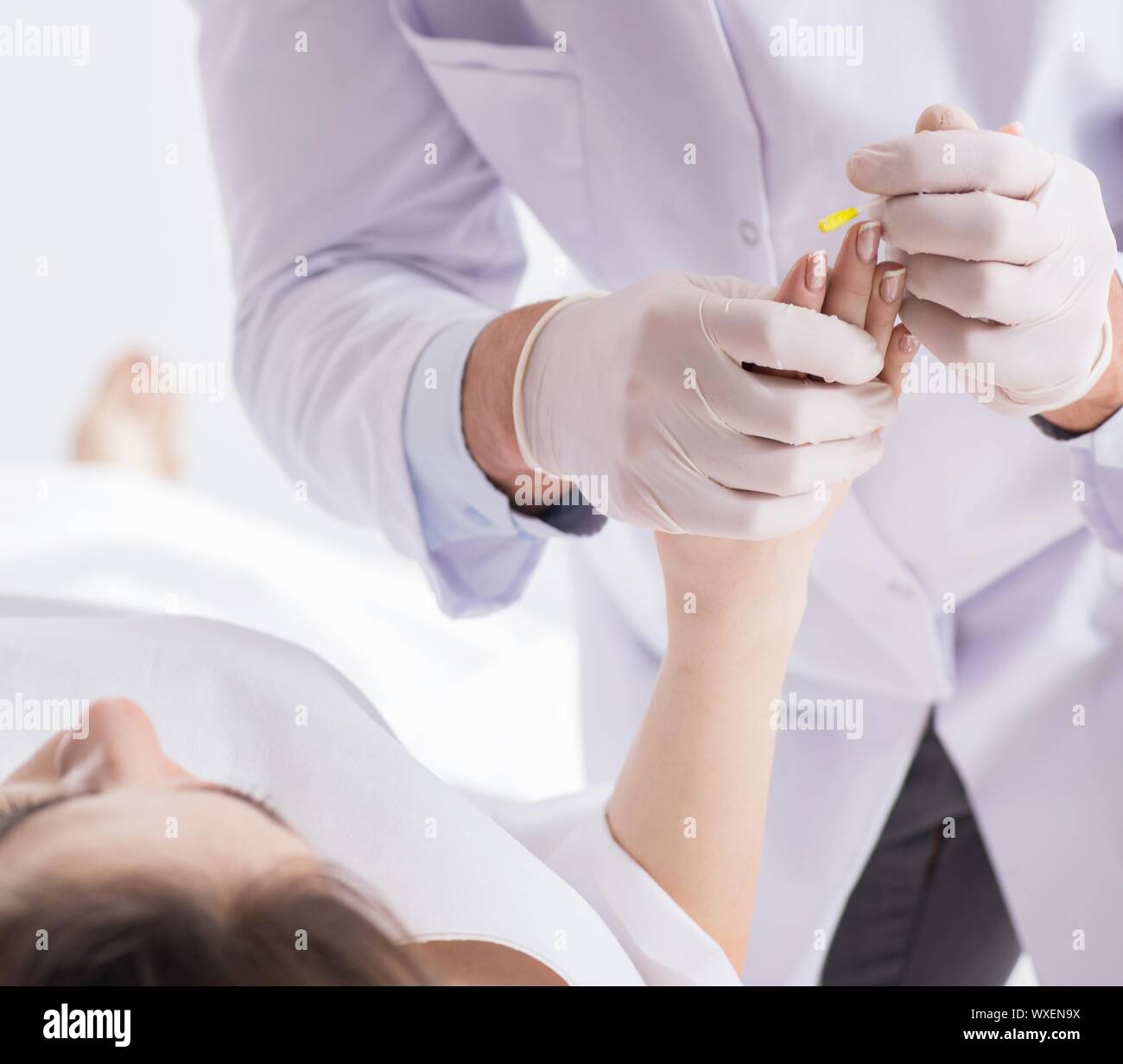 Police coroner examining dead body corpse in morgue Stock Photo - Alamy