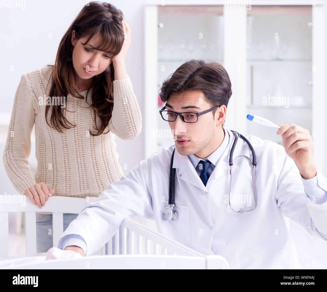 Doctor explaining to young mother Stock Photo - Alamy