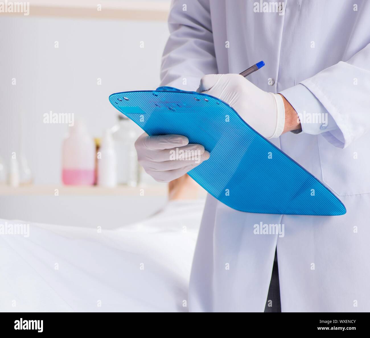Police coroner examining dead body corpse in morgue Stock Photo - Alamy