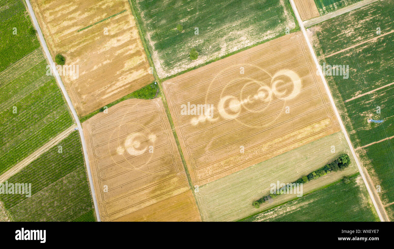 Crop circles aerial hi-res stock photography and images - Alamy