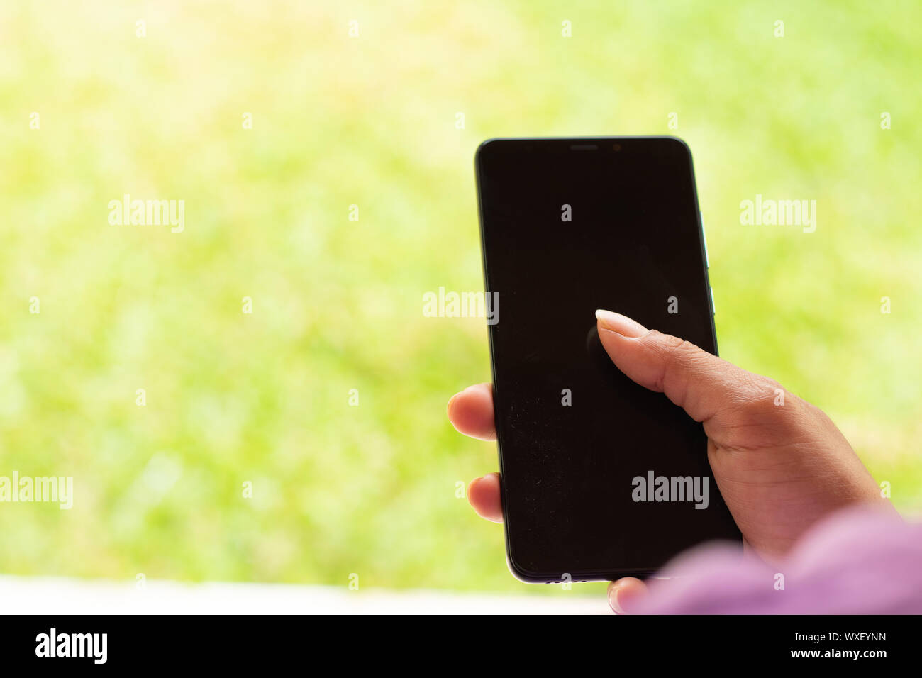 girl hold the phone outside Stock Photo - Alamy