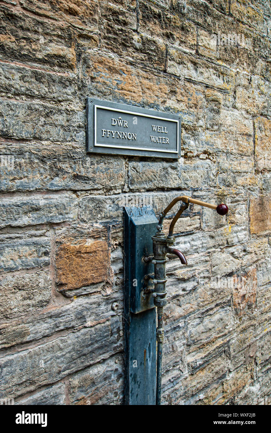Pilgrims drinking from water fountain hi-res stock photography and ...