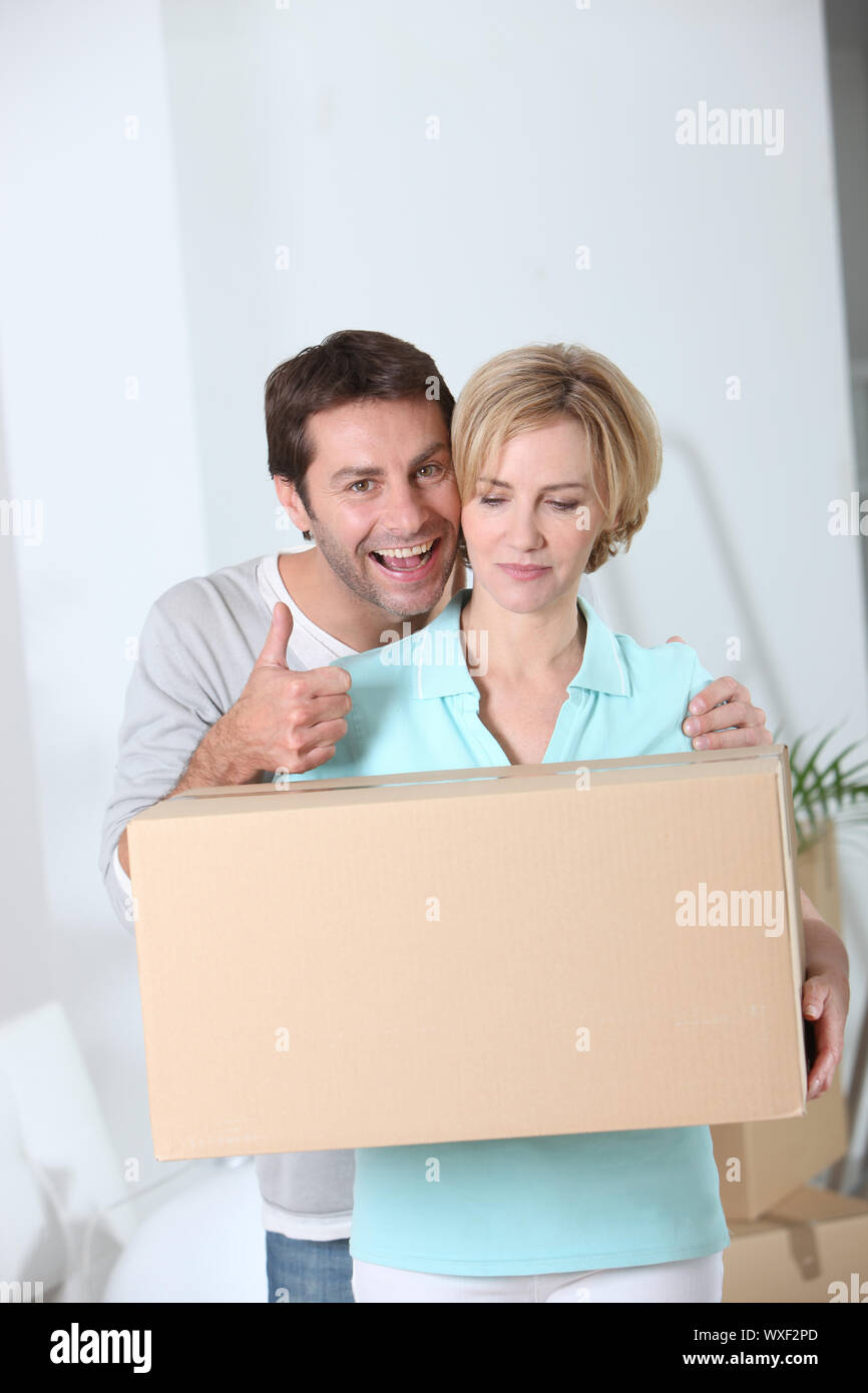 Couple moving house Stock Photo - Alamy