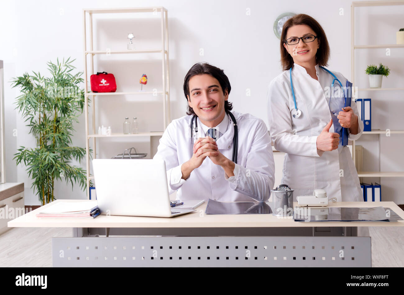 Hospital case consultation doctors hi-res stock photography and images ...