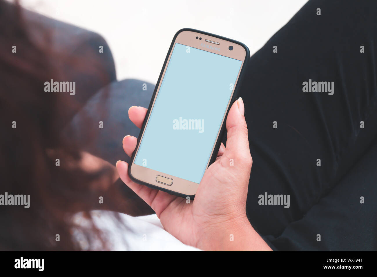 Hand holding back of iphone hi-res stock photography and images - Alamy