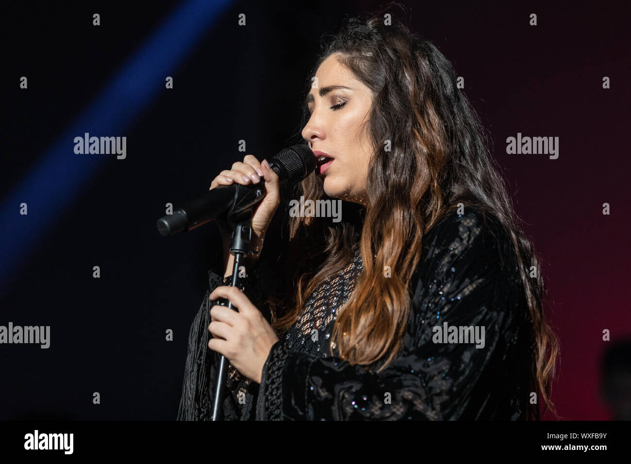 Pretty woman outdoor hi-res stock photography and images - Alamy