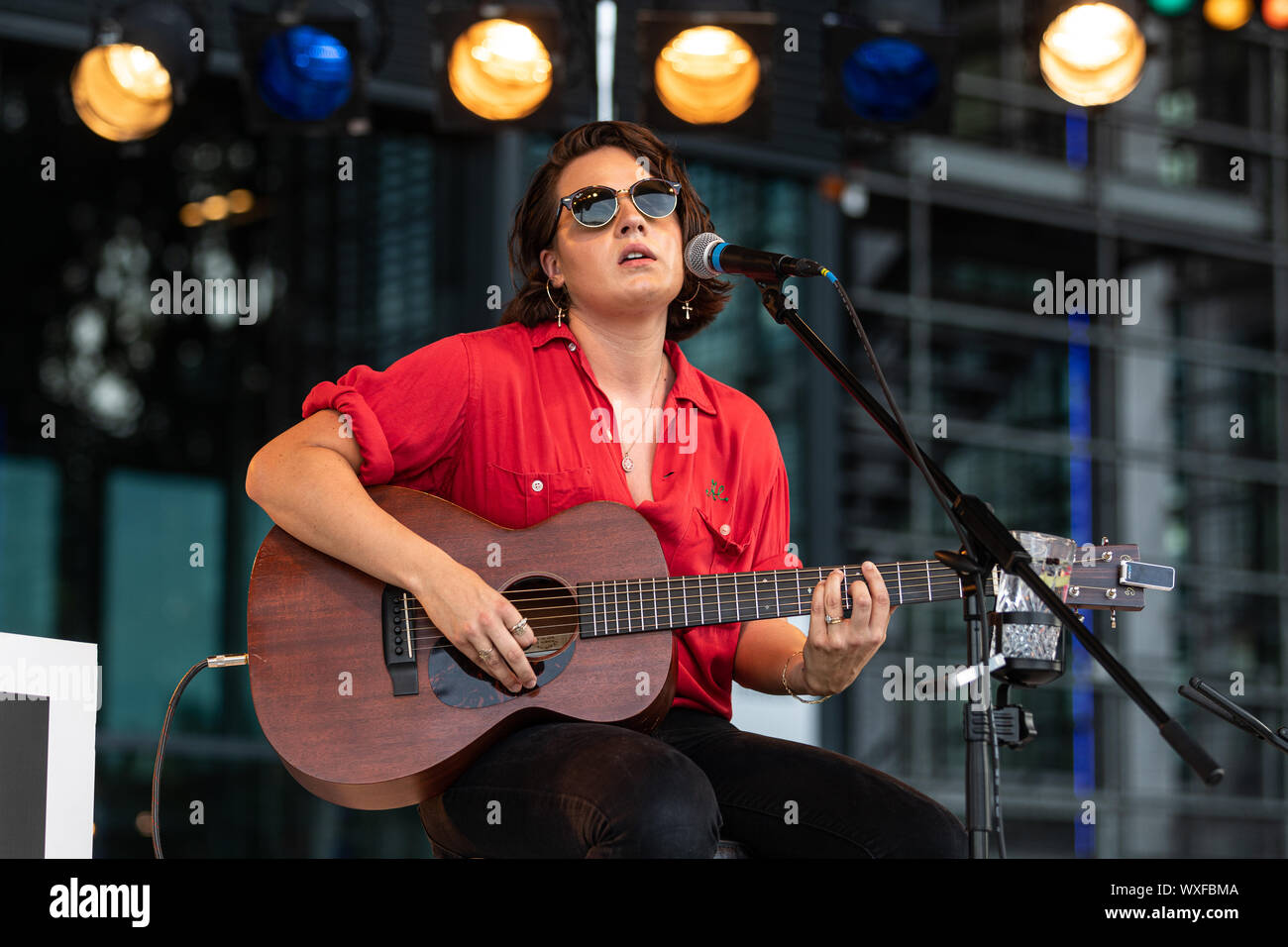 Mood singer hi-res stock photography and images - Alamy