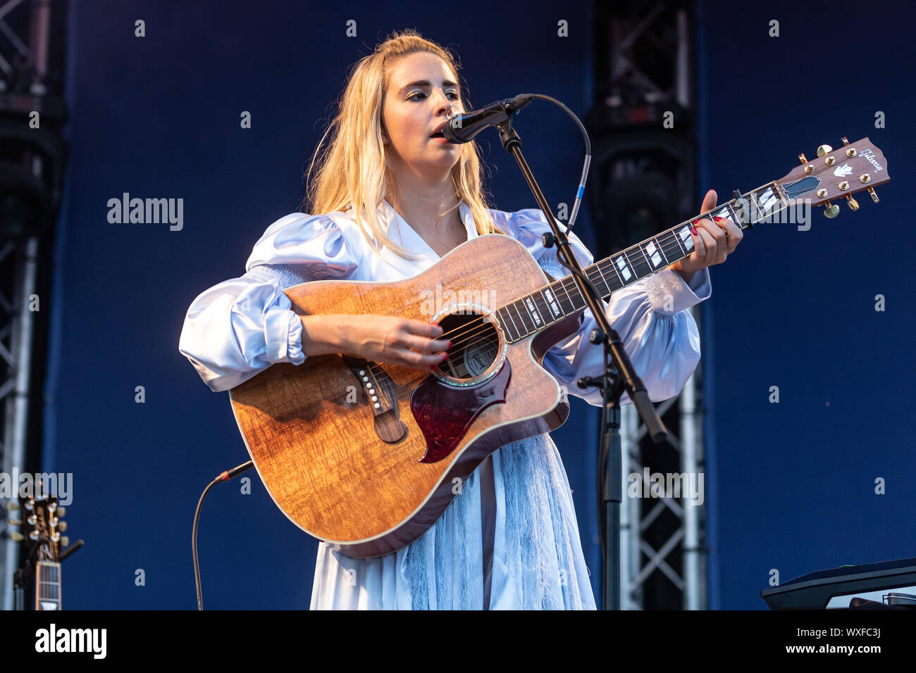 Laurel singer hi-res stock photography and images - Alamy