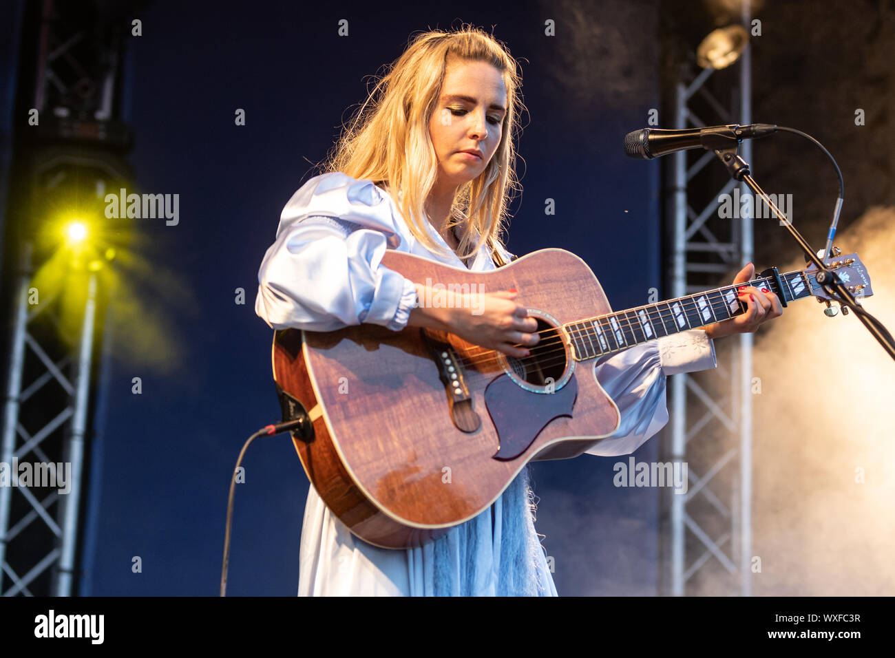Laurel singer hi-res stock photography and images - Alamy