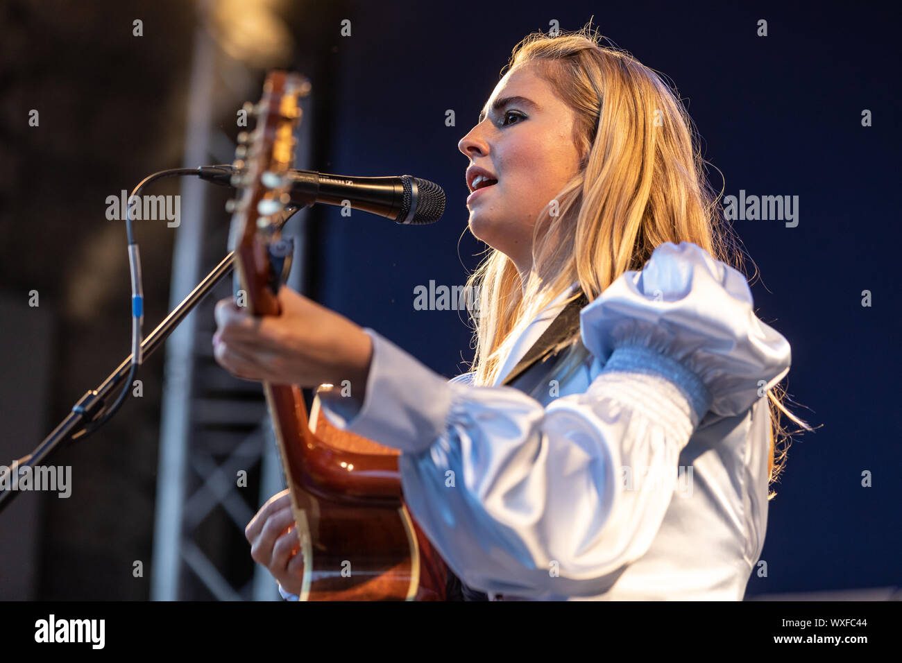 Laurel singer hi-res stock photography and images - Alamy