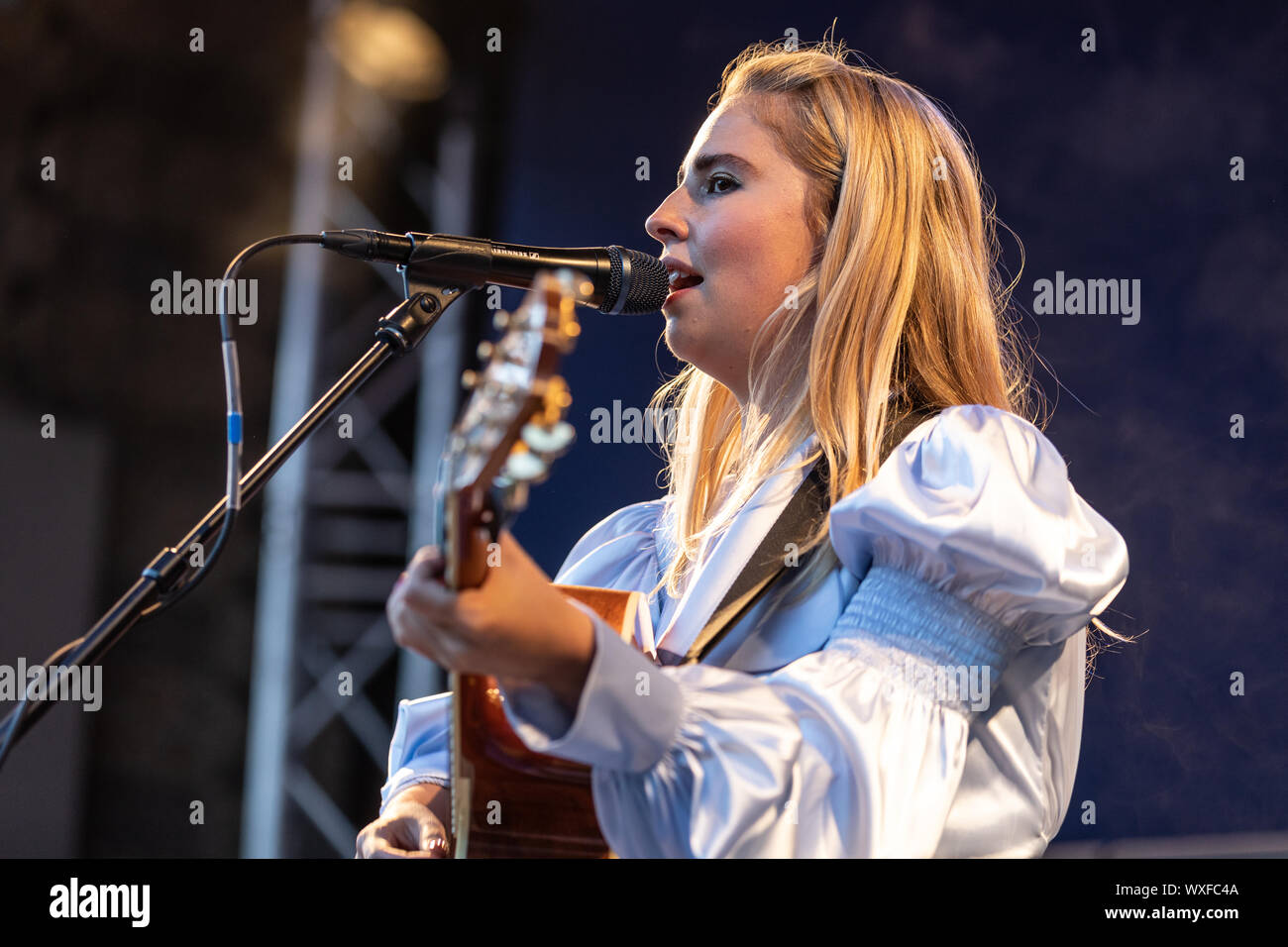 Singing with band hi-res stock photography and images - Alamy
