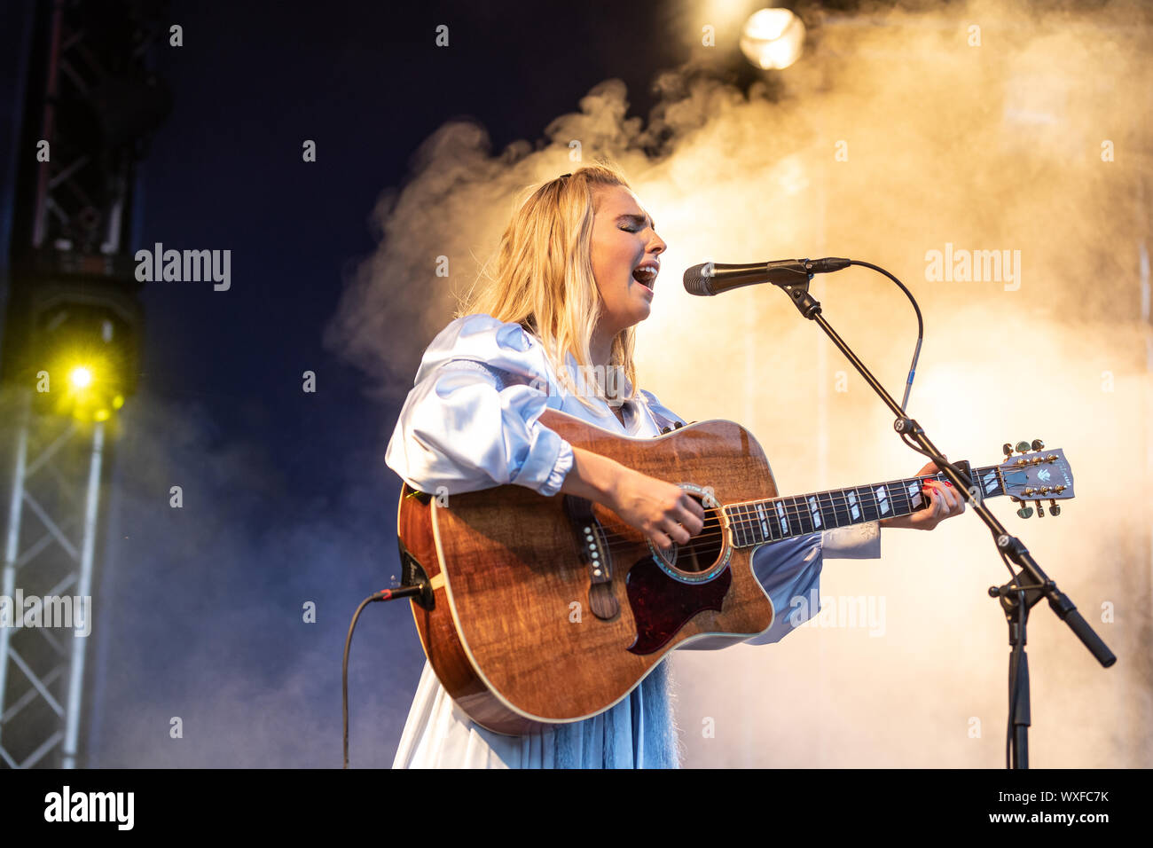Laurel singer hi-res stock photography and images - Alamy